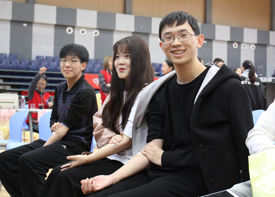 我校开展2017年无偿献血活动